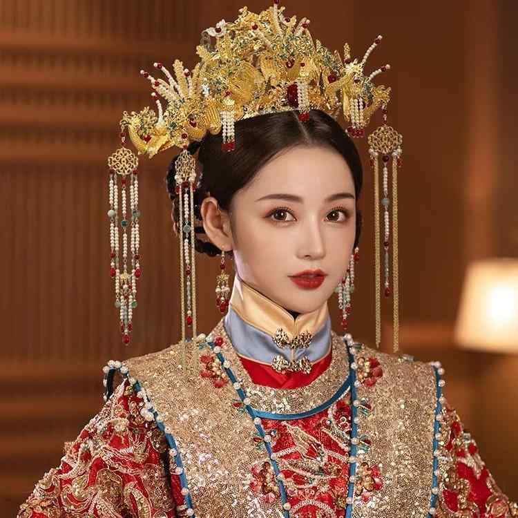 ・カテゴリ: ヘッドドレス・主な素材: 金属、白水晶・対象: レディース・: クラウン・製法: ハンドメイド・カラー: ホワイト系