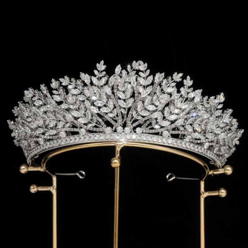 ・カテゴリ: ヘッドドレス、ブライダルヘアアクセサリー・スタイル: 欧米風・主な素材: 金属、キュービックジルコニア・: クラウン・加工: メッキ・性別: レディース・カラー展開: シルバー、ゴールド、ピンクゴールド・用途: ウェディング、...