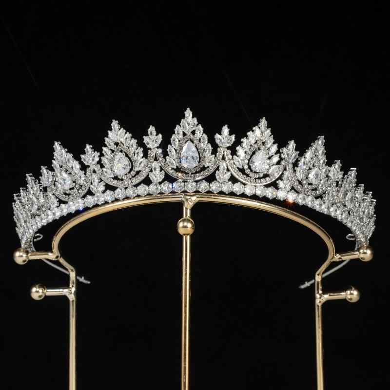 ・カテゴリ: ヘッドドレス・スタイル: 欧米風・素材: ジルコニア・純度: 14K・タイプ: レディース・: クラウン、ティアラ、バロック調・装飾: ホワイトクリスタル・加工: メッキ・カラー展開: シルバー、ゴールド