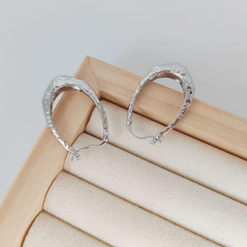 ・カテゴリ: 耳飾り・スタイル: シンプル・スタイル分類: ファッション、通勤・素材: 金属・形状: 幾何学型・加工: 電気メッキ・カラー: シルバー・要素: 円形、楕円、リング・対象: レディース