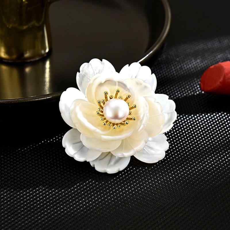 ・カテゴリ: ブローチ・対象: レディース・素材: 銅・加工: ラインストーン・モチーフ: 花、牡丹・スタイル: フェミニン、ラグジュアリー・カラー展開: ホワイト、イエロー