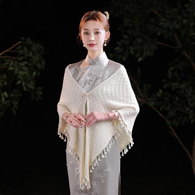 ・対象: レディース・素材: ニット・カラー展開: オフホワイト、レッド・編み方: 手編み・機能: 装飾・スタイル: 標準丈