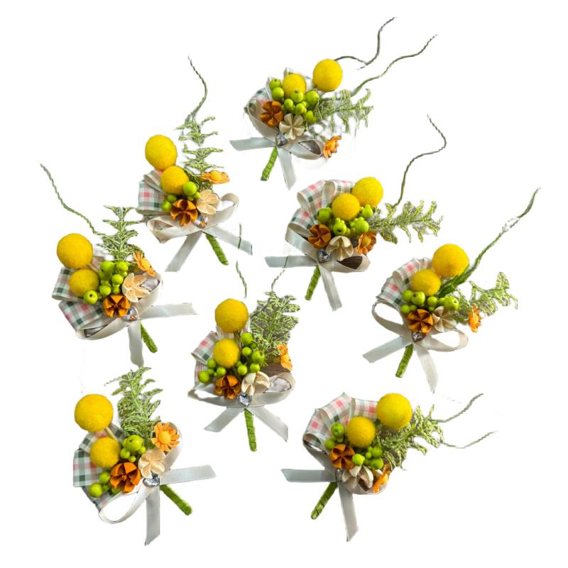 ・素材: 布・加工方法: ハンドメイド・使用シーン: ウェディング・カラー展開: ゴールデンボールのコサージュ、ゴールデンボールのリストブーケ・サイズ: 8×13cm・スタイル: 欧風