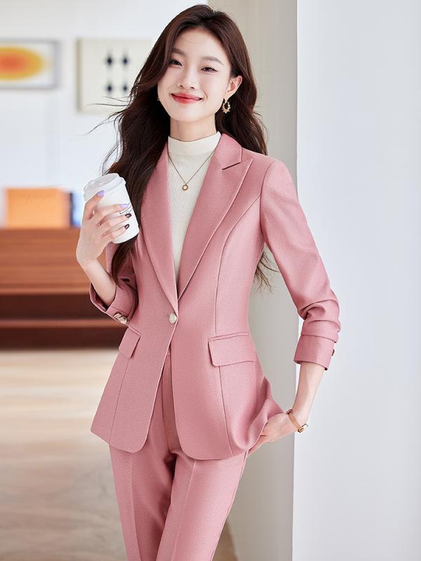 ・主な素材: ポリエステル、レーヨン・素材含有率: ポリエステル 70%〜80%、レーヨン 30%以下・袖丈: 長袖・パンツの丈: フルレングス・袖の形状: レギュラースリーブ・カラー展開: ピンクセットアップ、アプリコットセットアップ、ブ...