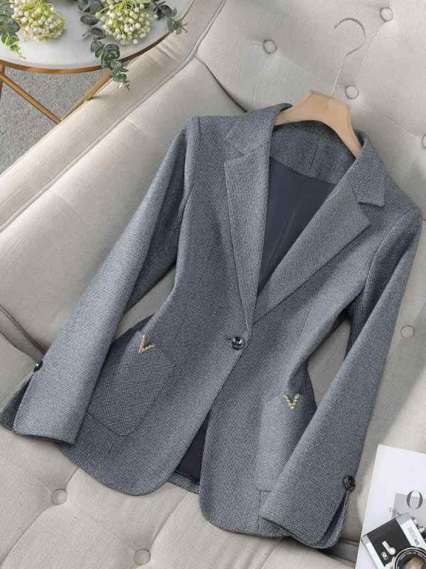 ・カテゴリ: テーラードジャケット・柄: 無地・シルエット: スタンダード・着丈: 普通（50cm〜65cm）・襟の形: テーラードカラー・袖丈: 長袖・袖の形: レギュラー・詳細: ポケット・加工: 形態安定加工・素材: ポリエステル68...