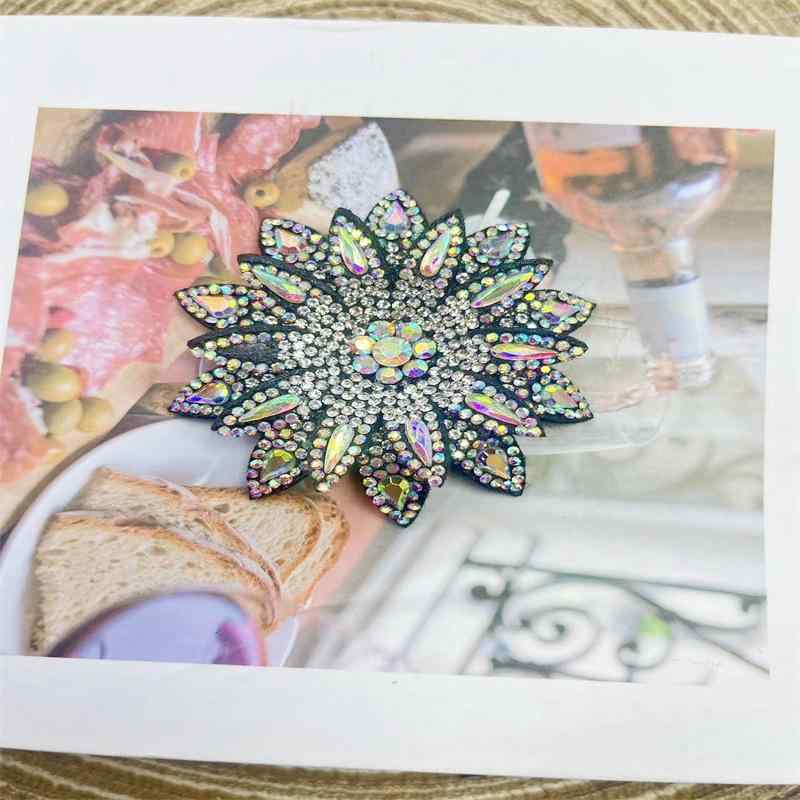 ・カテゴリ: シューズクリップ・シューズアクセサリー・主な素材: ラインストーン・加工: 埋め込み・カラー: ブラック、ホワイト、アプリコット・: 八芒星・柄: トーテム・サイズ: 約7.5×7.5cm