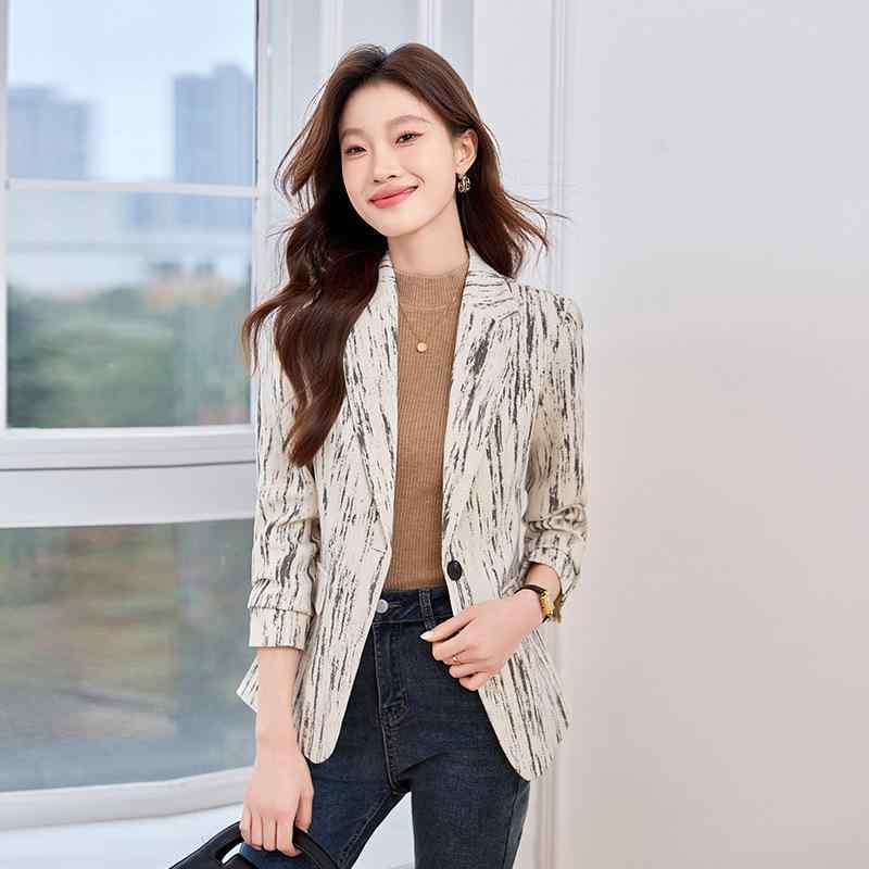 ・カテゴリ: テーラードジャケット・スタイル: きれいめ、通勤・主な素材: ポリエステル、ポリウレタン・素材比率: ポリエステル 90-95%、ポリウレタン 30%以下・襟の形: テーラードカラー・袖丈: 長袖・袖の形: レギュラースリーブ...