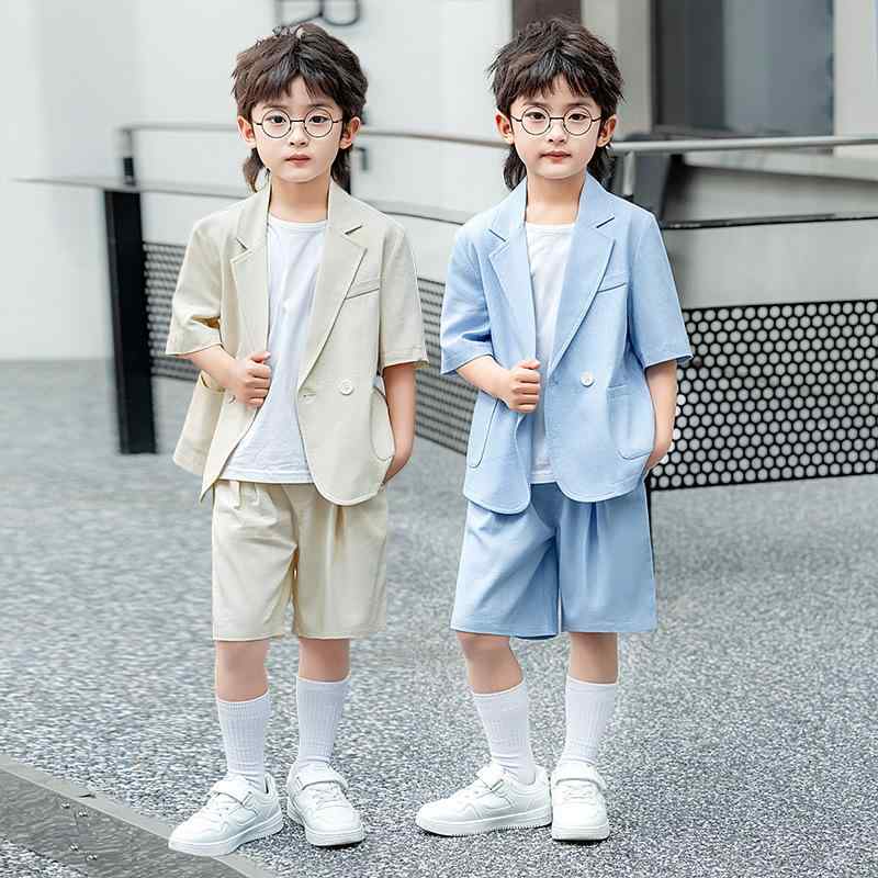 ・対象: 男の子・スタイル: ブリティッシュスタイル・タイプ: パンツセットアップ・袖丈: 半袖・ボトムス丈: ショートパンツ・加工: ソフト加工・生地の厚さ: 普通・柄: 無地・素材: ポリエステル55%・基準: B類・開閉: ダブルブレ...