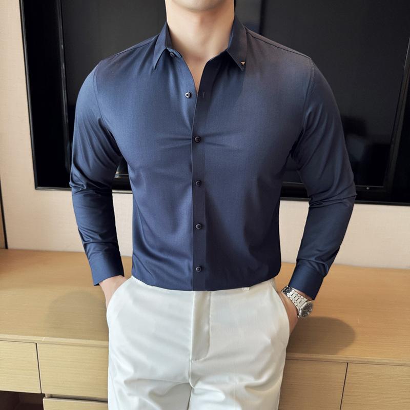 ・カテゴリ: シャツ・スタイル: ブリティッシュ・シルエット: スリム・ネックライン: レギュラーカラー・袖丈: 長袖・柄: 無地・素材: ポリエステル 74.5%・生地の番手: 20番手・生地の厚さ: 普通・: 前開き、メタルパーツ装飾・...