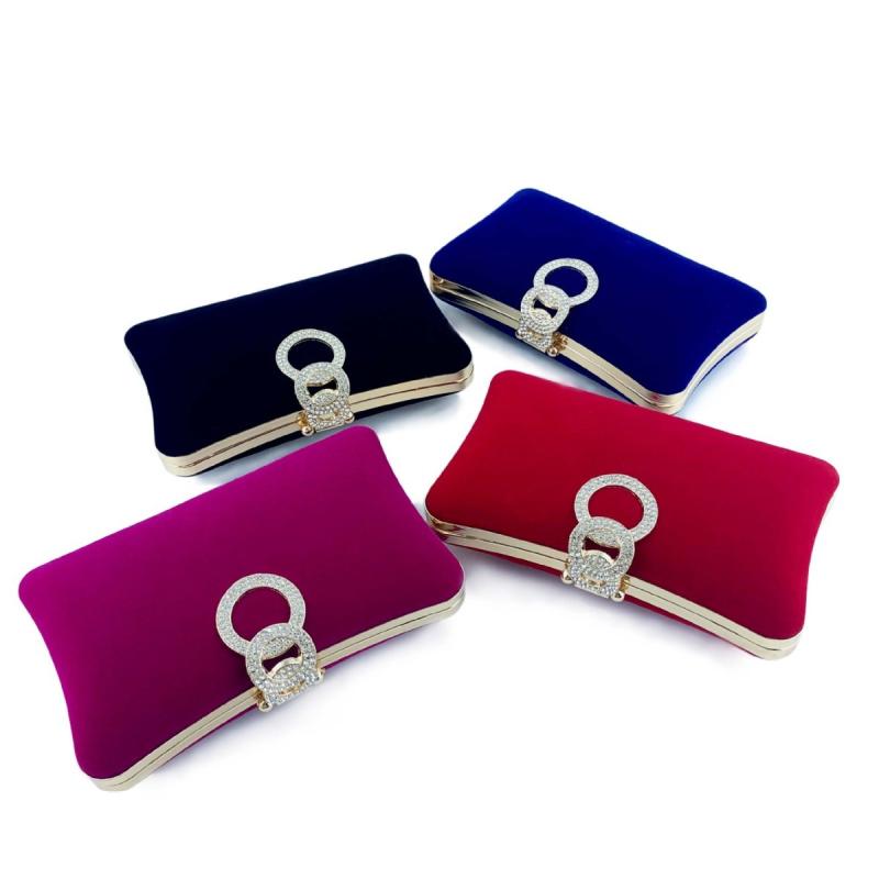 ・素材: ベルベット・裏地素材: ポリエステル・形状: ボストン型・スタイル: スクエアバッグ、オリエンタル・レトロ・開閉方法: ロック式・硬さ: 硬め・内部構造: 携帯電話ポケット・主な用途: デイリー・カラー展開: ブラック、ローズレッ...