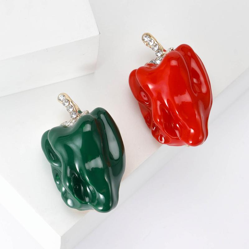 ・カテゴリ: ブローチ・主な素材: 合金・加工: エナメル加工・モチーフ: 唐辛子・カラー: グリーン、レッド・スタイル: オフィス、通勤・対象: レディース