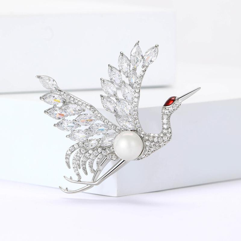 ・カテゴリ: ブローチ・対象: レディース・素材: 銅・装飾品: ジルコニア・モチーフ: 動物・加工: マイクロパヴェセッティング・カラー: ホワイト・スタイル: オフィス、通勤