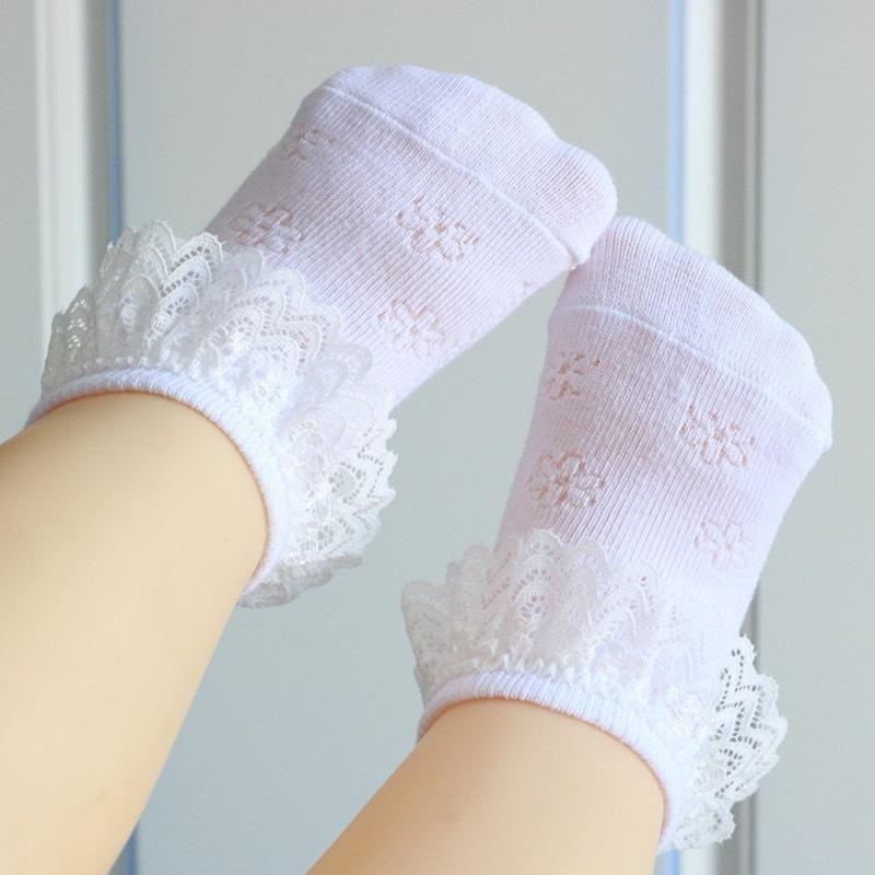 ・カテゴリ: 靴下・対象: 女の子・素材: 綿 80%・: レース、フリル、チュール、プリンセス風・柄: 無地・丈: ショート丈・生地の厚さ: 薄手・加工: メッシュ・機能: 通気性、吸汗、防臭・カラー展開: ホワイト、ピンク、ブラウン・サ...