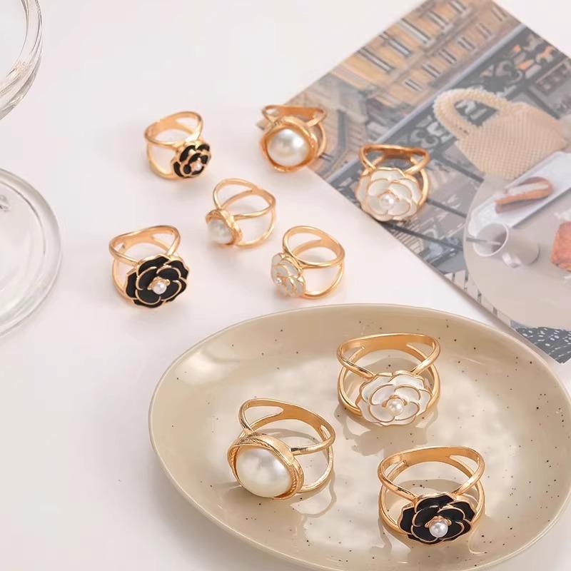 ・カテゴリ: ブローチ・素材: パール・対象: レディース・: リボン・加工: メッキ・カラー: パール、カメリア・機能: 固定・スタイル: 韓国スタイル、フェミニン、スウィート・パールの直径: 約3mm〜4mm