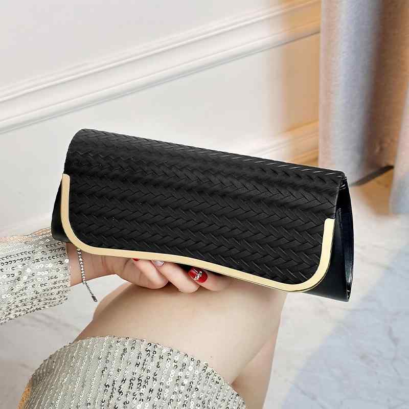 ・素材: PVC・シーン: デイリー・裏地: ポリエステル・: エンベロープバッグ・内部構造: カードポケット・形状: 横型スクエア・流行要素: 編み込み、チェーン・開閉方法: フラップ式・スタイル: トレンド・硬さ: 普通・外ポケット: ...