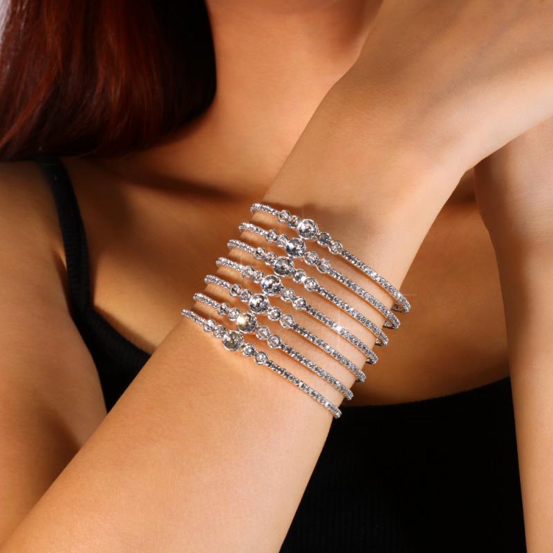 ・カテゴリ: ブレスレット・素材: ラインストーン・加工: メッキ加工・スタイル: 通勤スタイル・モチーフ: 幾何学、サークル・カラー展開: シルバー、ゴールド・対象: レディース