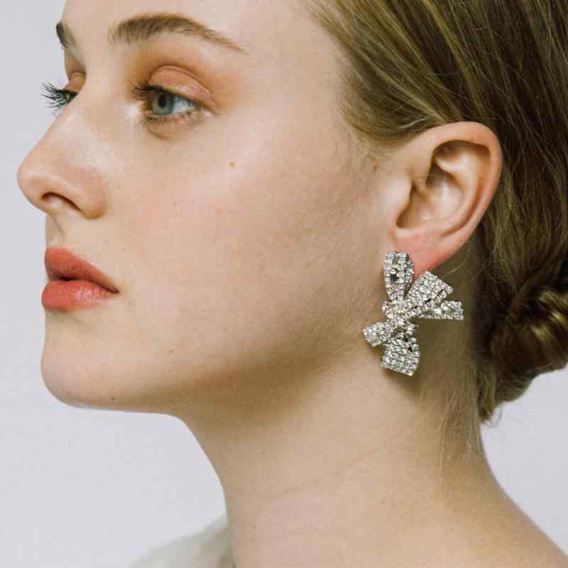 ・カテゴリ: 耳飾り・スタイル: ファッション、通勤・素材: ラインストーン・モチーフ: リボン・加工: メッキ・カラー展開: シルバー、ゴールド・対象: レディース