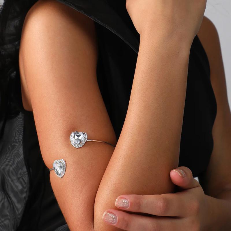 ・カテゴリ: アクセサリー・スタイル: 個性的・素材: ラインストーン・加工: メッキ加工・: ハート・カラー: シルバー、ゴールド・重量: 約20g