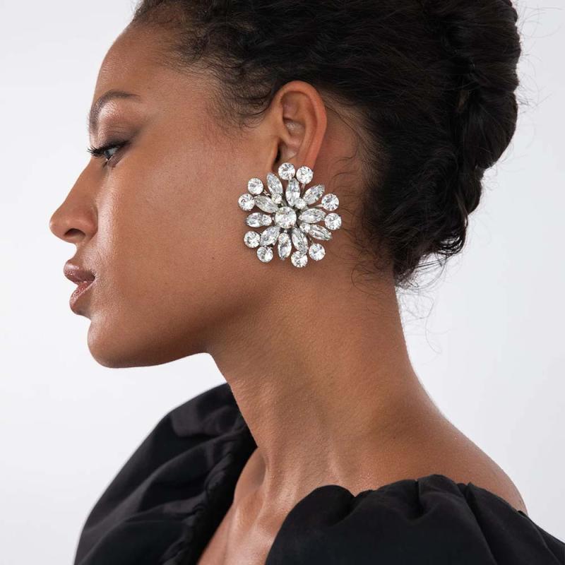 ・カテゴリ: 耳飾り・主な素材: ラインストーン・モチーフ: 花・加工: メッキ加工・カラー展開: シルバー、ゴールド・スタイル: 欧米スタイル、ファッション・対象: レディース