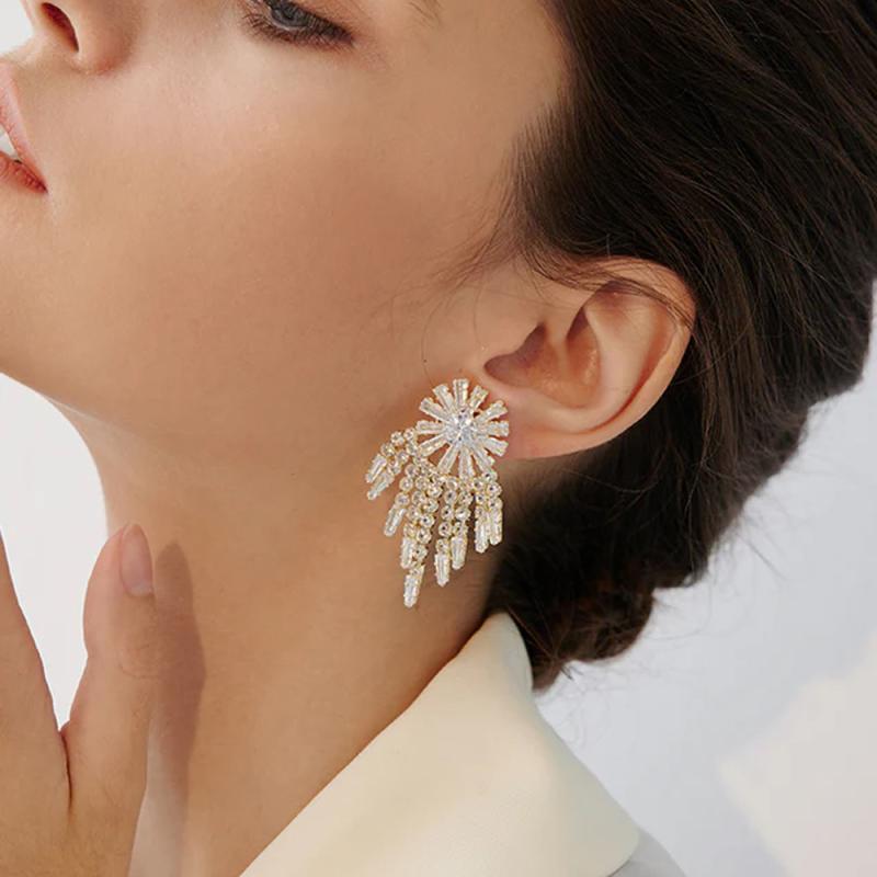 ・カテゴリ: 耳飾り・素材: ラインストーン・モチーフ: 花・加工: メッキ・カラー: シルバー、ゴールド・スタイル: 欧米風、ファッション、通勤・対象: レディース