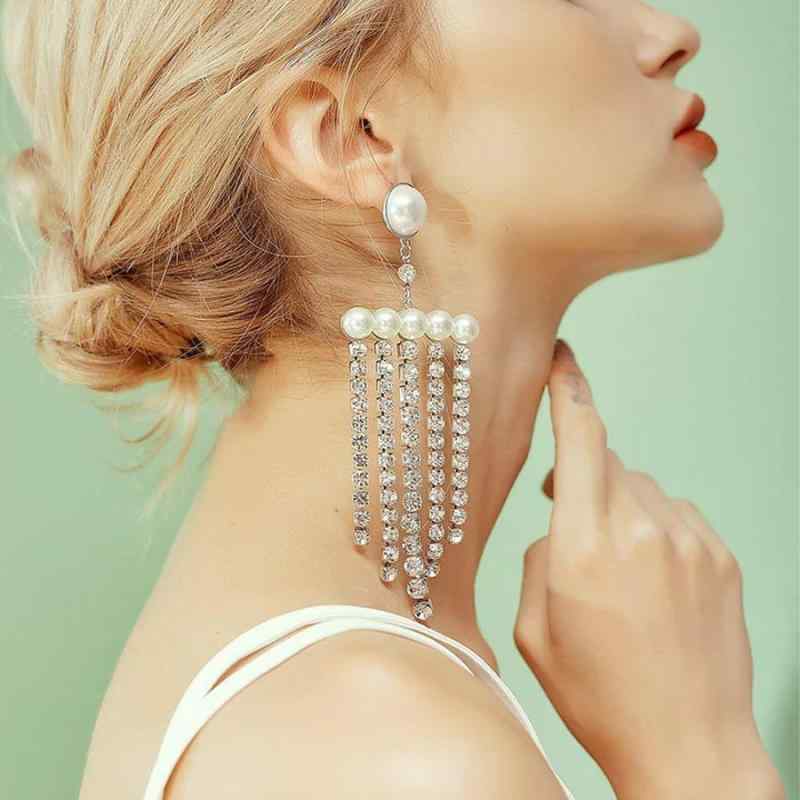 ・カテゴリ: 耳飾り・対象: レディース・素材: ラインストーン・加工: 電気メッキ・カラー: シルバー、ゴールド・要素: フリンジ・スタイル: ファッション、通勤