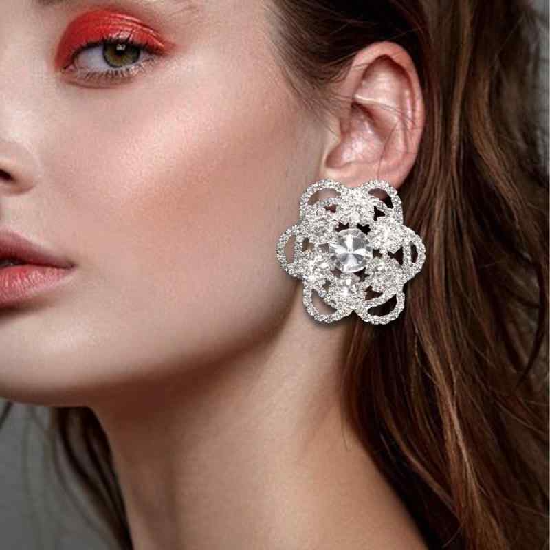 ・カテゴリ: 耳飾り・スタイル: レトロ・主な素材: ラインストーン・加工: メッキ加工・モチーフ: 花、カメリア・カラー展開: シルバー、ゴールド・対象: レディース