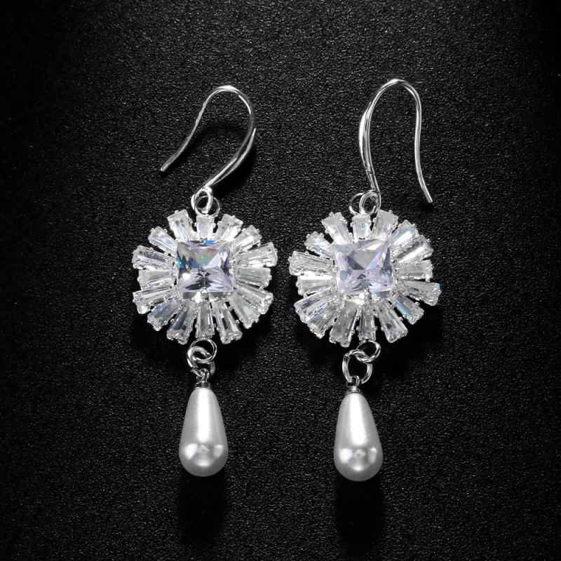 ・カテゴリ: 耳飾り・スタイル: シンプル、通勤・素材: ジルコニア・加工: 電気メッキ・: フラワー・カラー展開: シルバー、ゴールド・対象: レディース