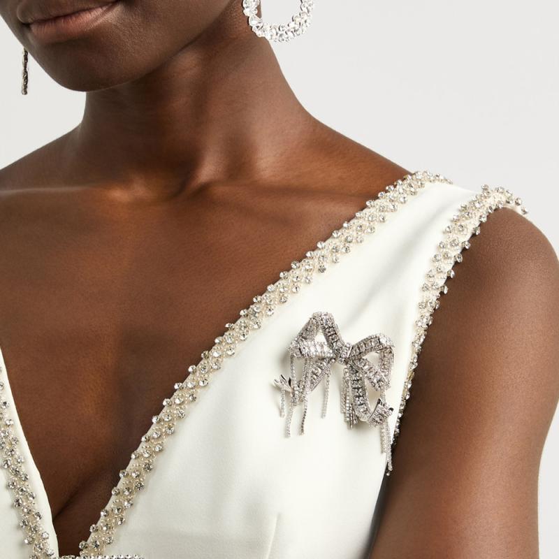 ・カテゴリ: ブローチ・主な素材: ラインストーン・: リボン・加工: 電気メッキ・カラー展開: シルバー、ゴールド・スタイル: レディース、通勤・機能: 調整可能、2WAY