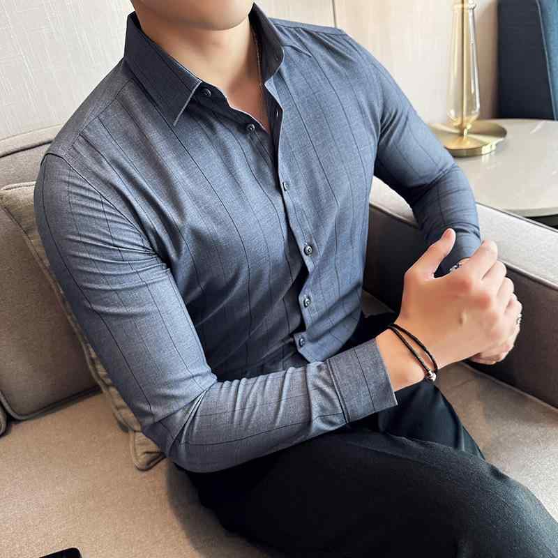 ・カテゴリ: シャツ・スタイル: ブリティッシュ、アーバンファッション・主な素材: ポリエステル 75%、化学繊維混紡・機能: 洗濯機洗い可・糸番手: 20番手・シルエット: スリムフィット・襟の形: ポイントカラー・袖丈: 長袖・柄: ス...