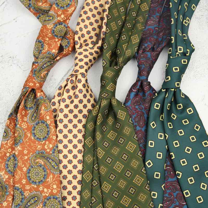 ・カテゴリ: ネクタイ・スタイル: トレンド・形状: アローシェイプ・素材: レーヨン・加工: プリント・柄: ジオメトリック、レトロプリント・対象: 男女兼用、大人用・サイズ: 幅約9cm