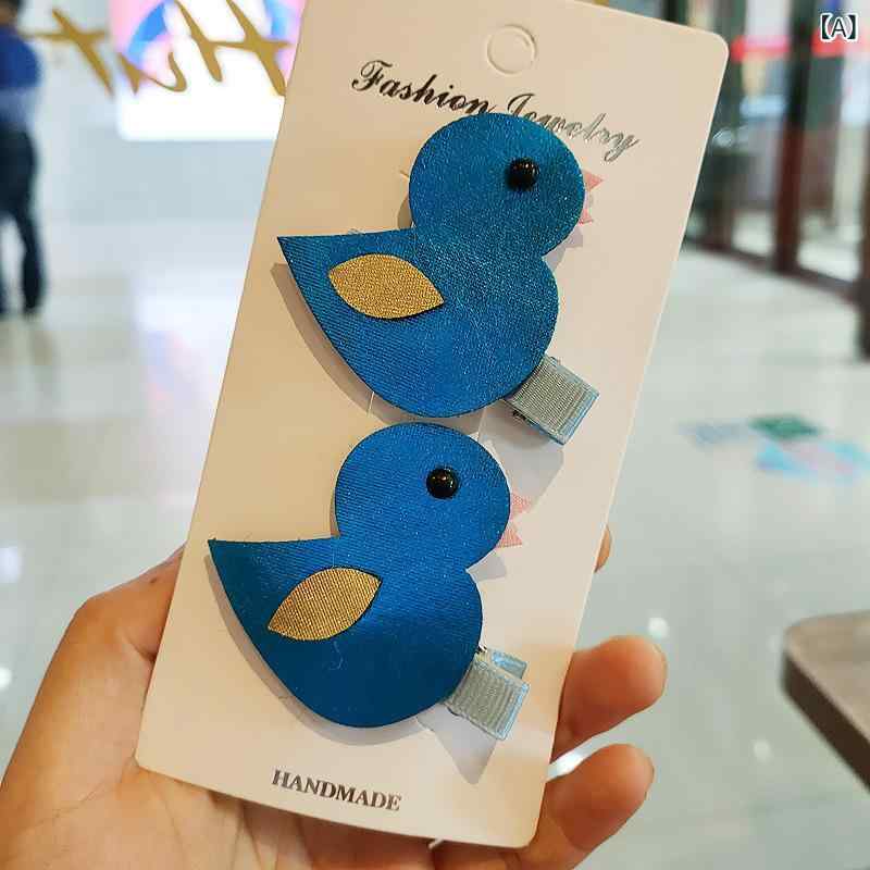 ・カテゴリ: ヘアアクセサリー・種類: ヘアクリップ・詳細タイプ: ダッカールクリップ・対象: 子供・スタイル: カートーン、欧米風・素材: 不織布・モチーフ: アニマル、ひよこ・カラー展開: ブルー、ローズレッド、ゴールド・要素: バイカラー