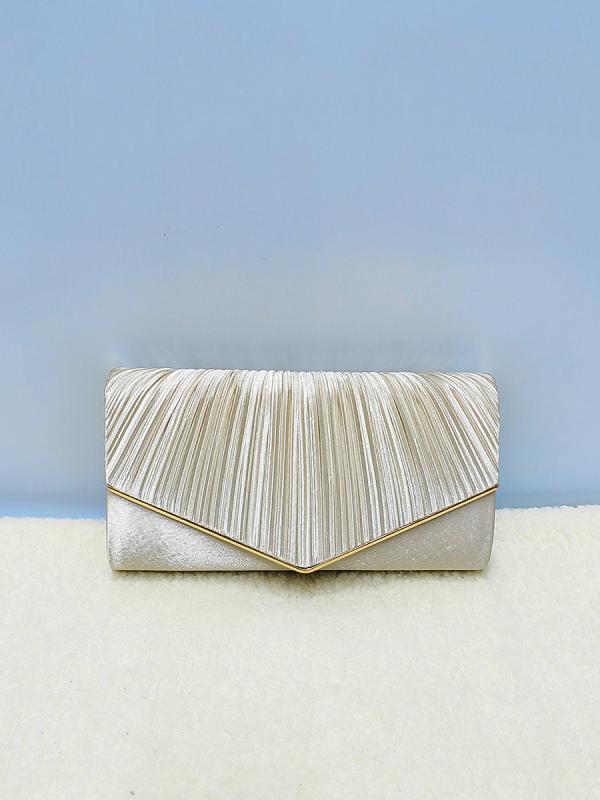 ・素材: ポリエステル・利用シーン: デイリー・裏地: ポリエステル・スタイル: スクエアバッグ・内部構造: オープンポケット・形状: 横型スクエア・装飾: チェーン・開閉仕様: フラップ式・硬さ: やや硬め・カラー展開: ブラック、シルバ...