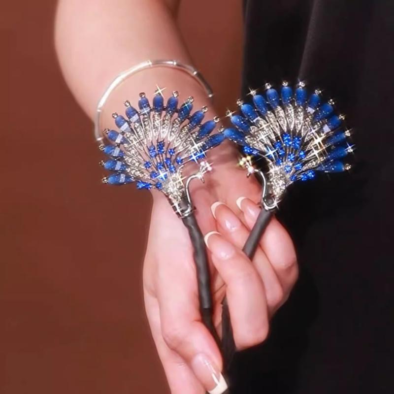 ・カテゴリ: ヘアアクセサリー・タイプ: ヘアスティック・スタイル: レトロ・素材: 合金・加工: メッキ加工・モチーフ: クジャク・柄: 星、月、太陽、雲・カラー展開: ブルー、ゴールドパープル・サイズ: Mサイズ
