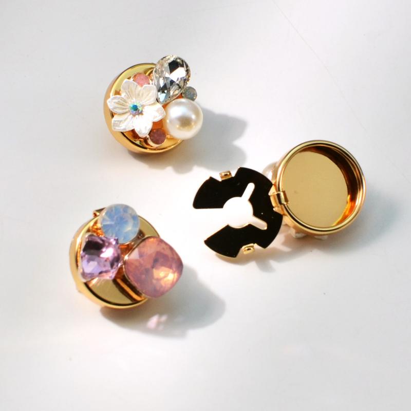 ・カテゴリ: アクセサリーパーツ・素材: 合金・形状: 五弁花・カラー展開: 小花、ラインストーン・加工: メッキ