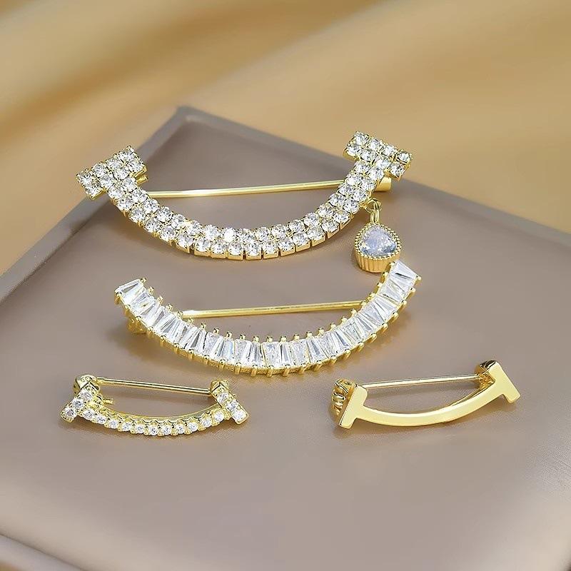 ・カテゴリ: ブローチ・対象: レディース・素材: 合金・加工: ラインストーン・: スマイル・スタイル: 韓国、スウィート・カラー展開: ゴールド、シルバー