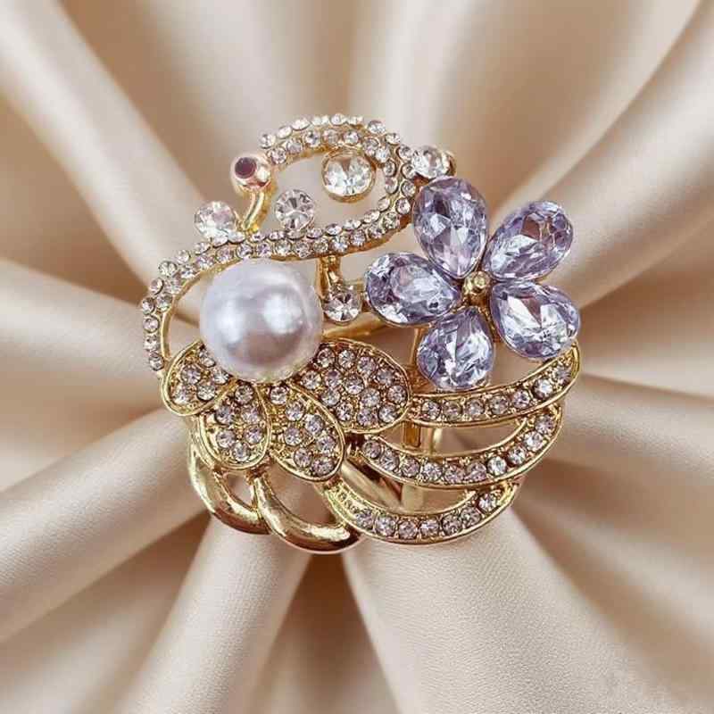 ・素材: 合金・スタイル: 個性的、レディース・モチーフ: アニマル・加工: メッキ・カラー展開: KCゴールド、ホワイトK・要素: 幾何学