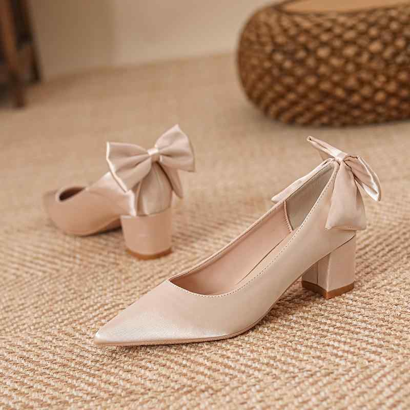 ・カテゴリ: パンプス・スタイル: カジュアル・性別: レディース・対象: 大人・表地: サテン・裏地素材: マイクロファイバー・靴底素材: ラバー・つま先の形状: ポインテッドトゥ・ヒールの形状: チャンキーヒール・履き口の高さ: ローカ...