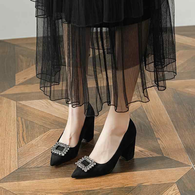 ・カテゴリ: パンプス・スタイル: 通勤・つま先の形状: ポインテッドトゥ・要素: バックル、チャンキーヒール・表地素材: スエード・裏地素材: マイクロファイバー・ソール素材: ラバー・ヒールの形状: 太ヒール・柄: 無地・対象: レディ...
