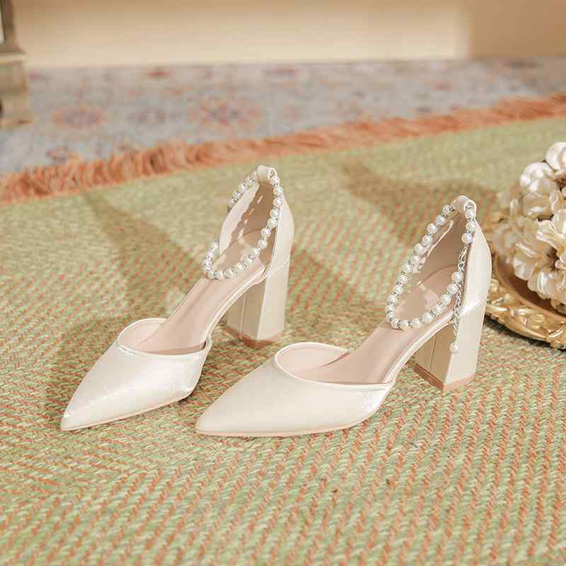 ・カテゴリ: パンプス・スタイル: プリンセス・対象: レディース・つま先形状: ポインテッドトゥ・アッパー素材: サテン・柄: 無地・ソール素材: ラバー・裏地素材: マイクロファイバー・丈: ローカット・ヒール形状: 太ヒール・対象年齢...