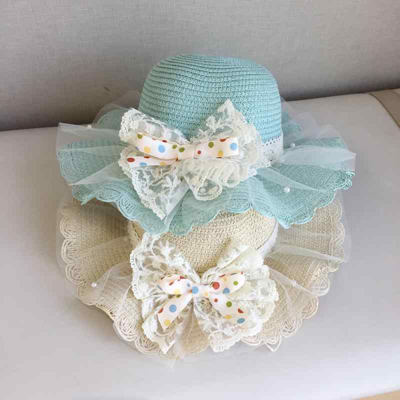 ・カテゴリ: 麦わら帽子・カラー展開: ベージュ、アイボリー、ピンク、水色・帽子のつば: つば広・帽子の形状: 丸型・機能: UVカット、首の保護、日よけ・スタイル: ガーリー、キャラクター、可愛い、プリンセス風・対象年齢: 4〜6歳・素材...