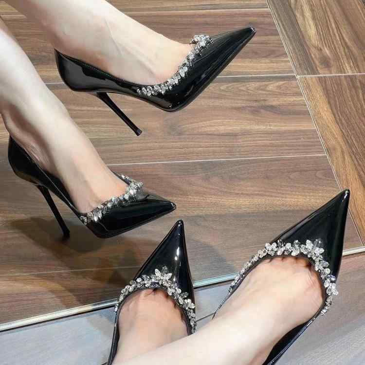 ・カテゴリ: ハイヒール、パンプス・つま先形状: ポインテッドトゥ・ヒール形状: ピンヒール・アッパー素材: PUレザー・裏地素材: マイクロファイバー・インソール素材: PU・ソール素材: ラバー・装飾: ラインストーン・スタイル: セク...