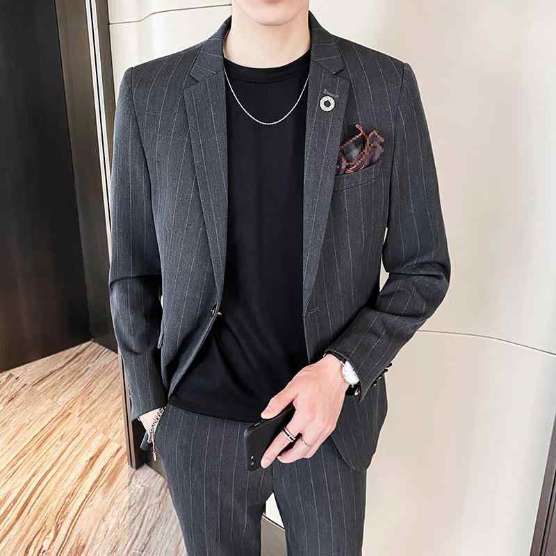 ・スタイル: ライトビジネス、ファッション・シティ系・主な素材: ビスコース30%、綿混・着用シーン: ビジネス・襟の形: ノッチドラペル・ベント: センターベント・シルエット: スリムフィット・厚さ: 普通・ディテール: 金属装飾・カラー...