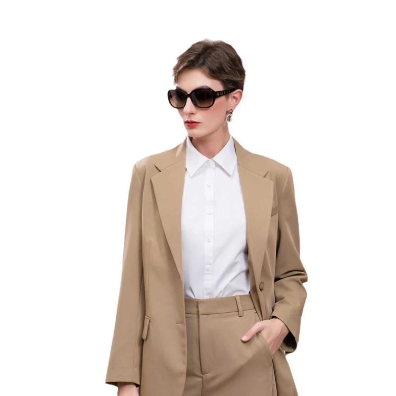 ・カテゴリ: シャツ・スタイル: エレガント、きれいめ・主な素材: ポリエステル、スパンデックス・素材含有量: 30%以下・ネックライン: クルーネック、ポインテッドカラー・袖丈: ノースリーブ・袖の: シャツスリーブ・柄: 無地・カラー展...