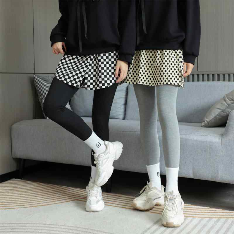 ・カテゴリ: スカート・スタイル: 通勤・主な素材: アセテート・素材: シフォン・素材含有率: 90〜95%・シルエット: Aライン・スカート丈: ミディ丈・柄: ドット・カラー展開: コーヒー・サイズ展開: フリーサイズ