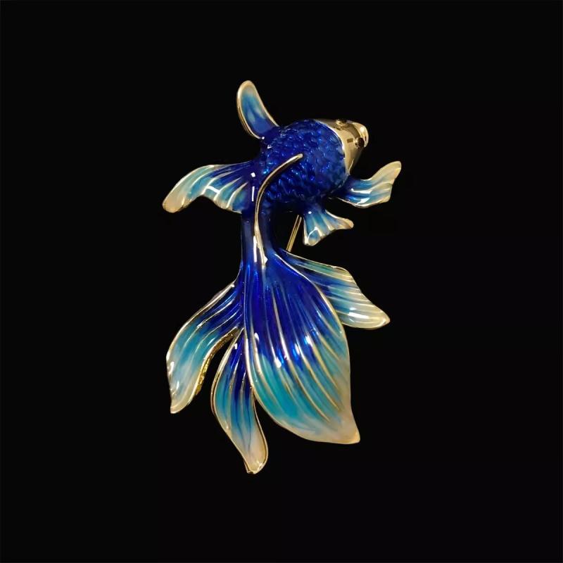 ・カテゴリ: ブローチ・素材: 合金・加工: エナメル加工・モチーフ: 金魚・スタイル: 中華風、レトロ・カラー展開: 水色錦鯉、橙赤錦鯉・対象: レディース