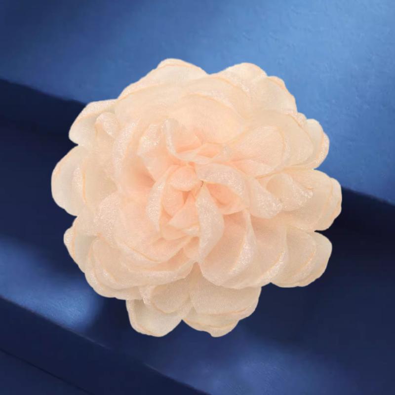 ・カテゴリ: ブローチ・主な素材: 布・: カメリア、花・加工: ハンドメイド・カラー展開: ベージュ、ピンク、バイオレット・対象: レディース・テイスト: フェミニン、スウィート・機能: 多機能