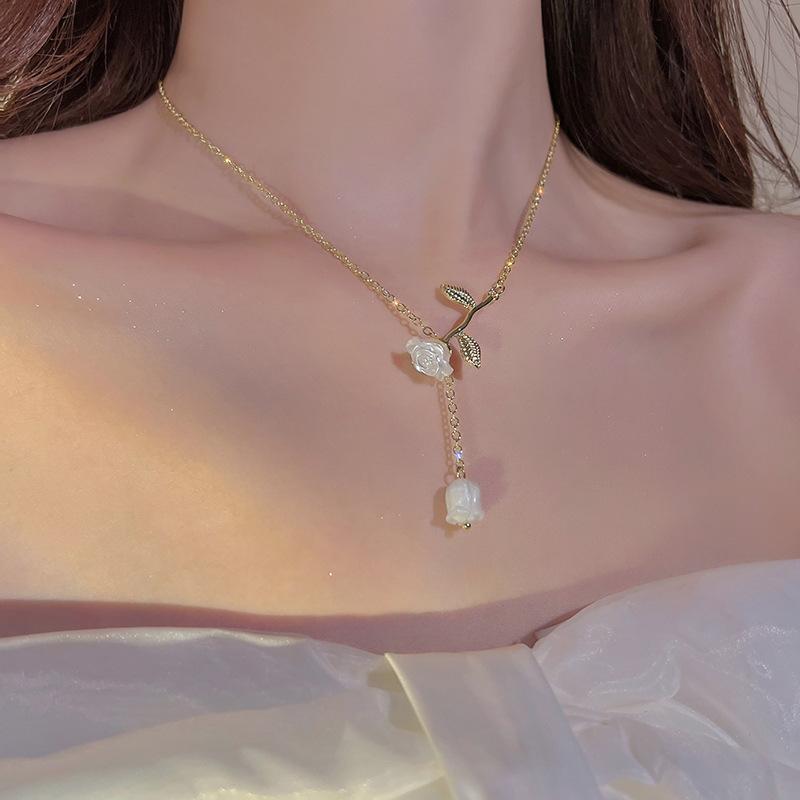 ・カテゴリ: ネックレス・対象: レディース・素材: 合金・加工: メッキ・長さ: 21cm〜50cm・ペンダント素材: 合金・カラー: ローズ、フラワー・モチーフ: 薔薇・: 植物、花・スタイル: 韓国スタイル・テイスト: フェミニン