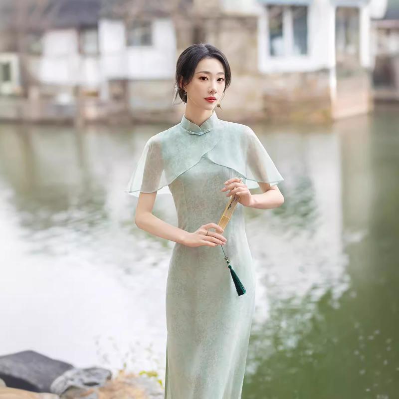 ・素材: シフォン、ポリエステル・素材含有量: 30%〜50%・着丈: ロング・ネックライン: スタンドカラー・袖丈: ノースリーブ・袖のタイプ: レギュラー・スリット: 低め・: 3D立体柄・加工: デジタルプリント・スタイル: フェイク...