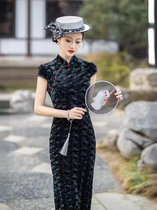 ・カテゴリ: ロングチャイナドレス・スタイル: 文芸レトロ・対象: レディース・主な素材: ベルベット（単層）、ポリエステル、ポリウレタン・素材含有量: ポリエステル 70%〜80%、ポリウレタン 30%以下・ネックライン: スタンドカラー...