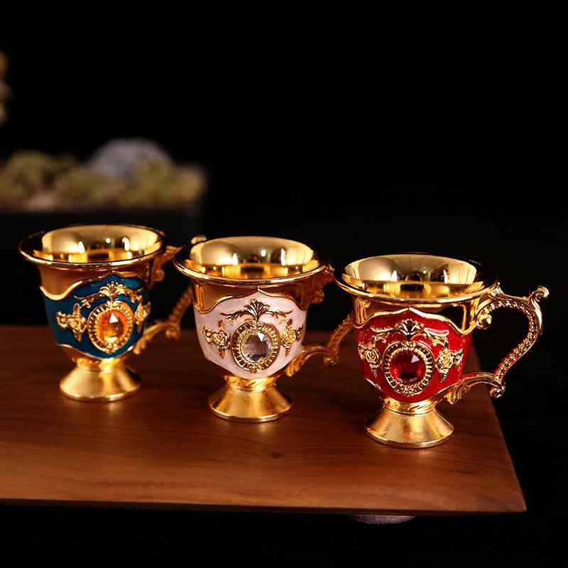 ・カテゴリ: ショットグラス・スタイル: モダンチャイニーズ・素材: 金属・容量: 1-100ml・カラー展開: ゴールドレッド、ゴールドホワイト、ゴールドブルー、シルバーホワイト、シルバーホワイトブルーフラワー・個数: 1個